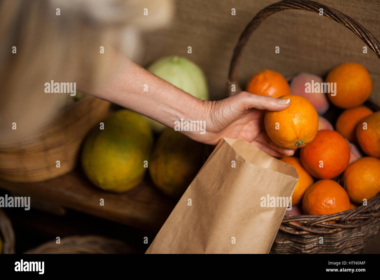 Packing of oranges hi-res stock photography and images - Alamy
