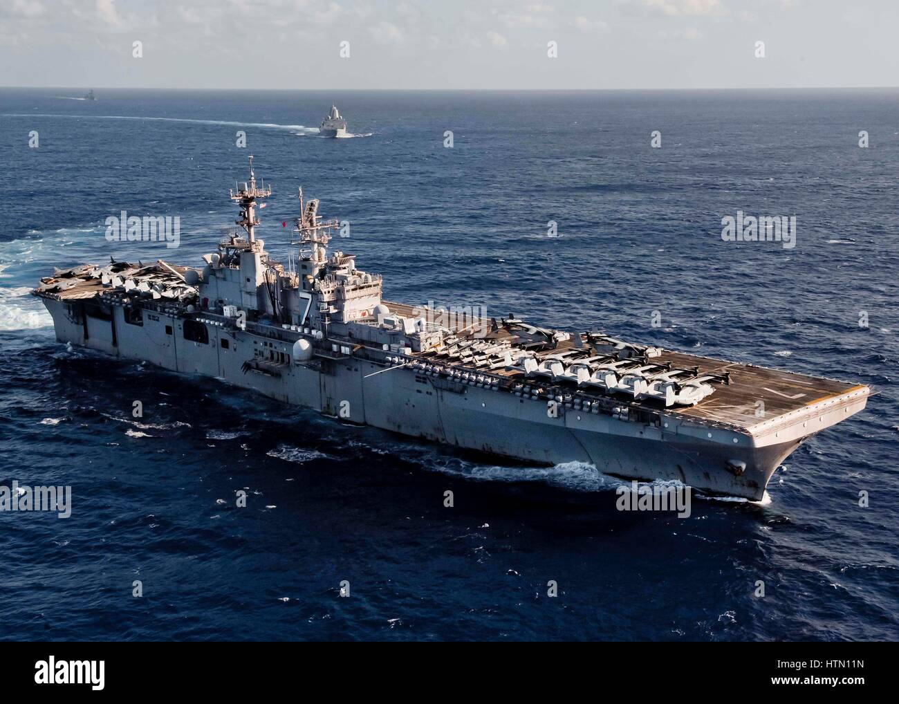 The USN Wasp-class amphibious assault ship USS Iwo Jima steams underway ...