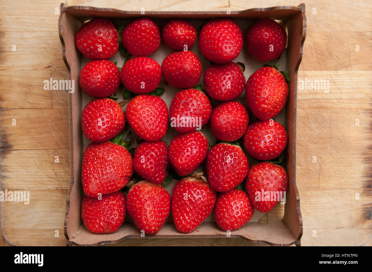 Crate of fresh strawberries Stock Photo - Alamy