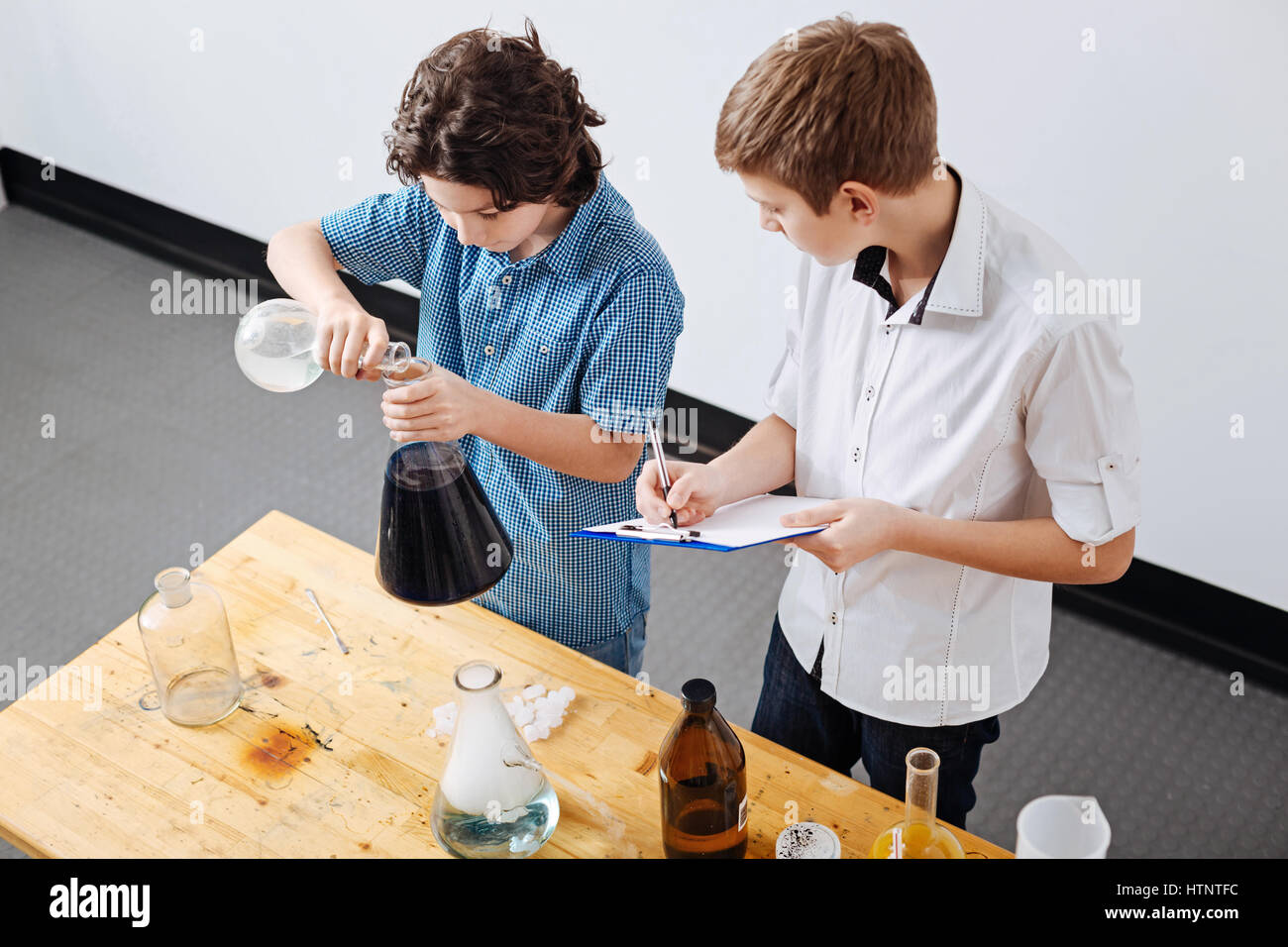 Children doing experiment in lab hi-res stock photography and images ...