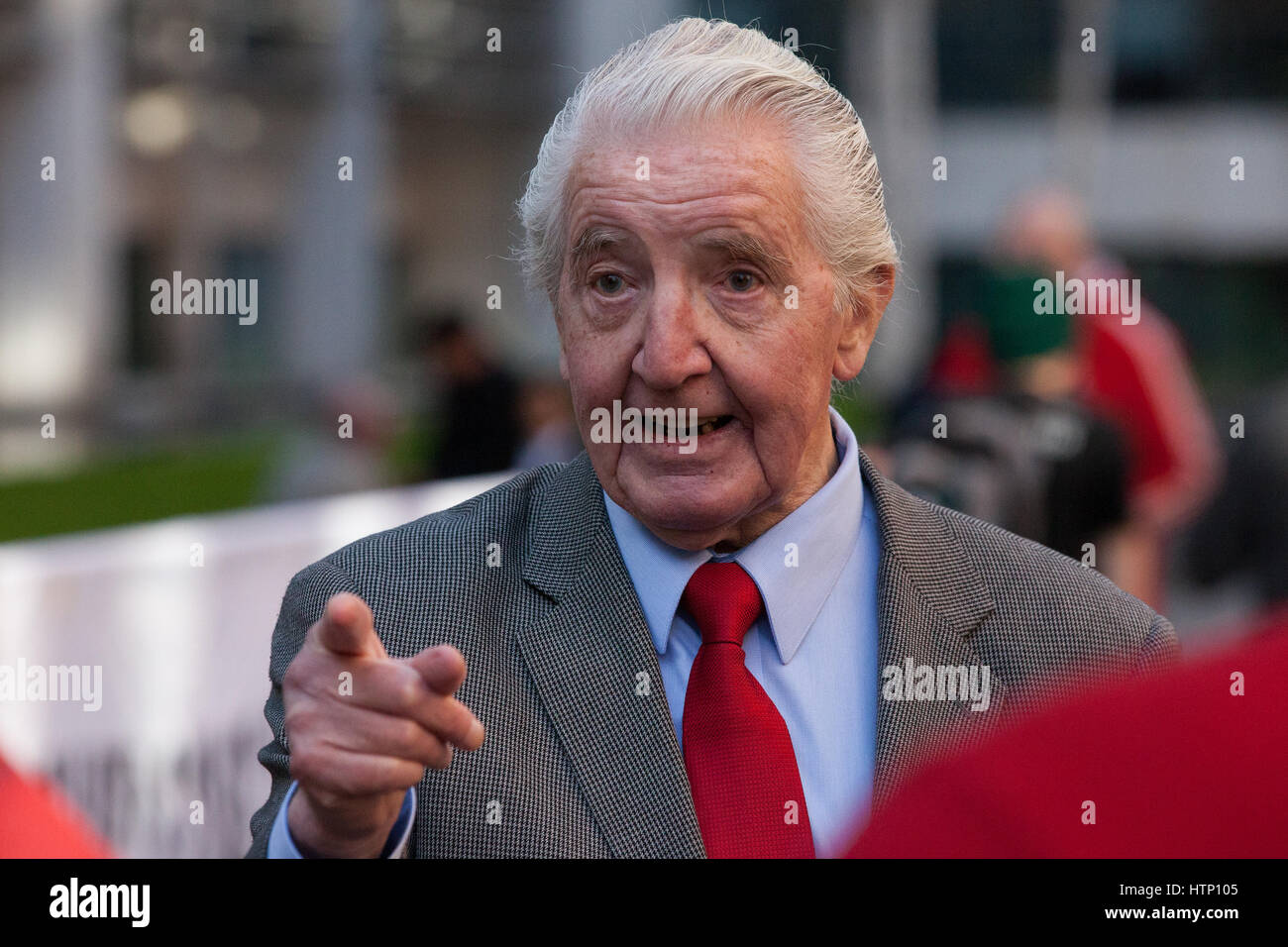 Dennis Skinner Stock Photos & Dennis Skinner Stock Images - Alamy