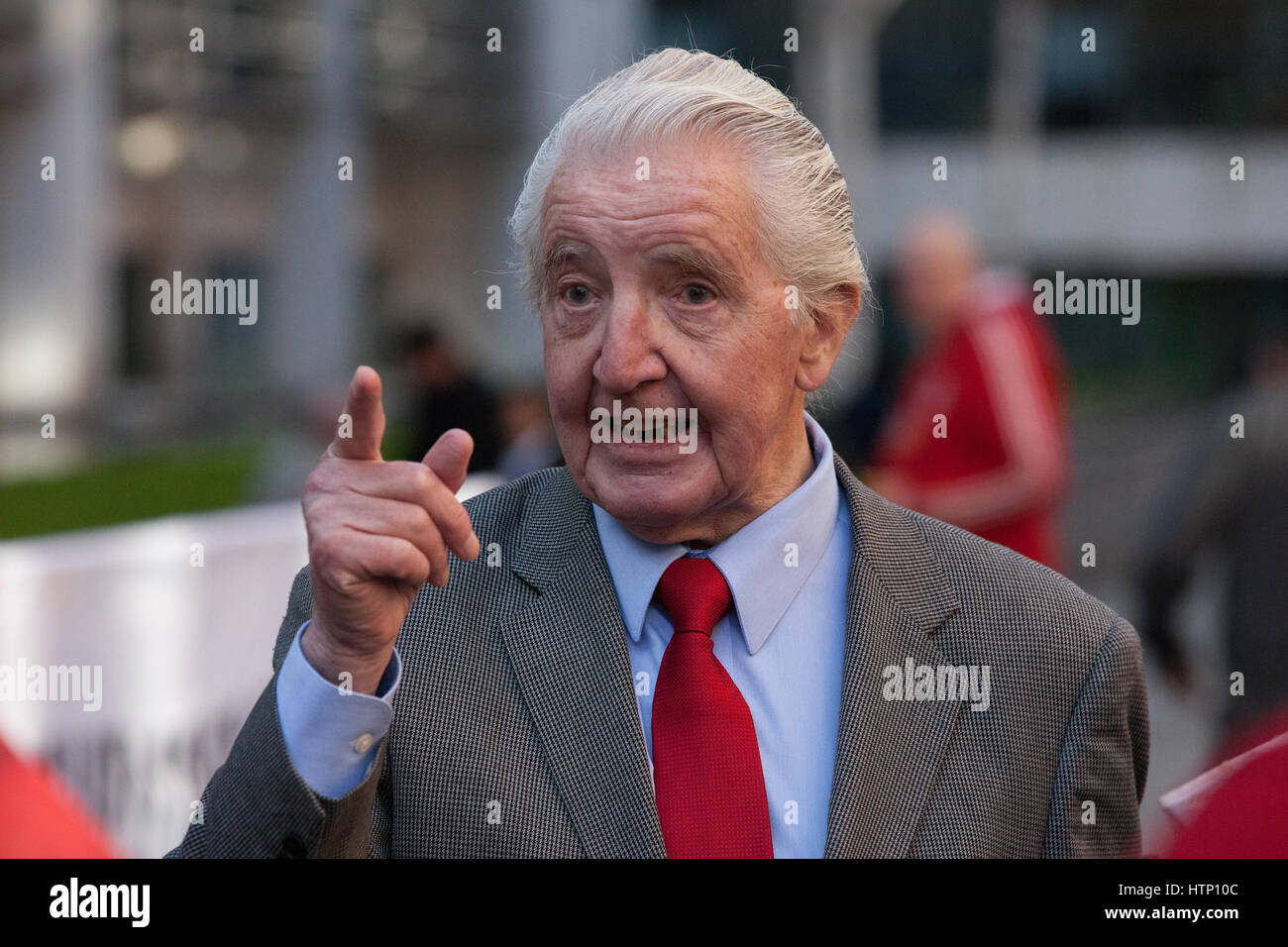 Dennis skinner mp for bolsover hi-res stock photography and images - Alamy