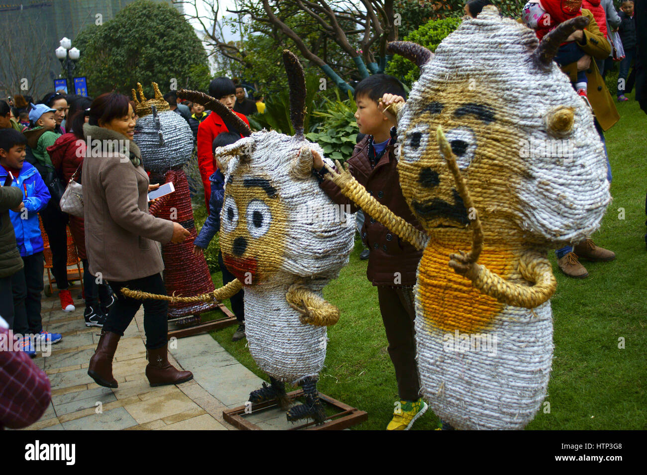 Real scarecrow hi-res stock photography and images - Alamy