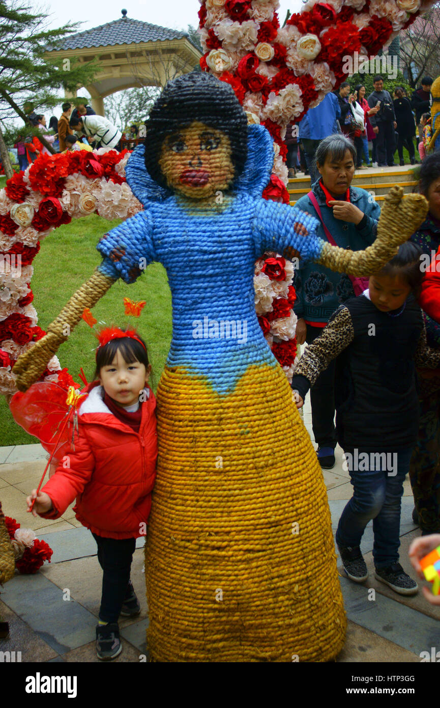 Real scarecrow hi-res stock photography and images - Alamy