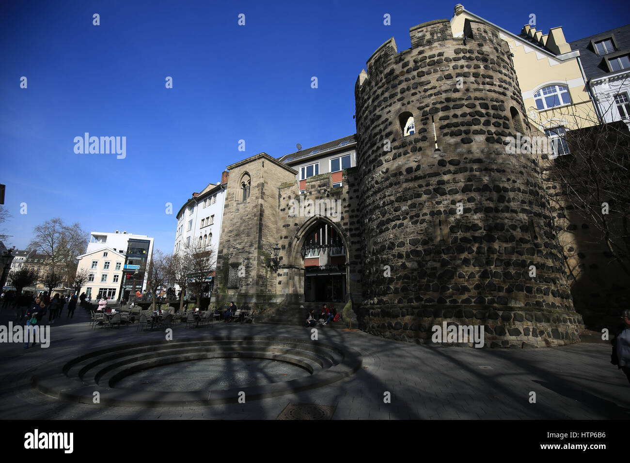 A historical city gate can be seen next to modern buildings in Bonn ...