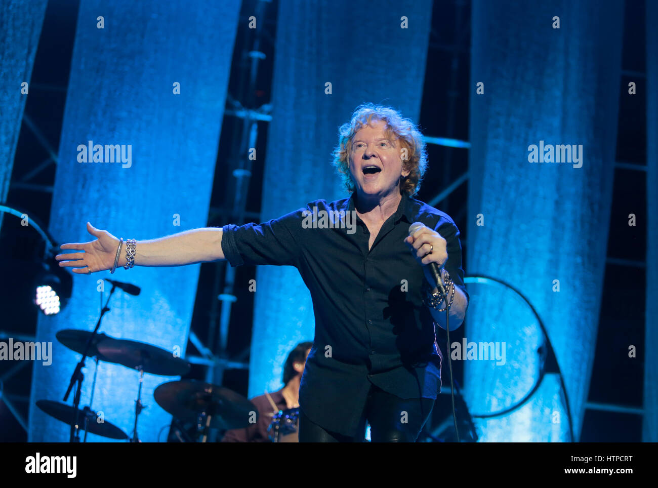 Simply red concert hi-res stock photography and images - Alamy