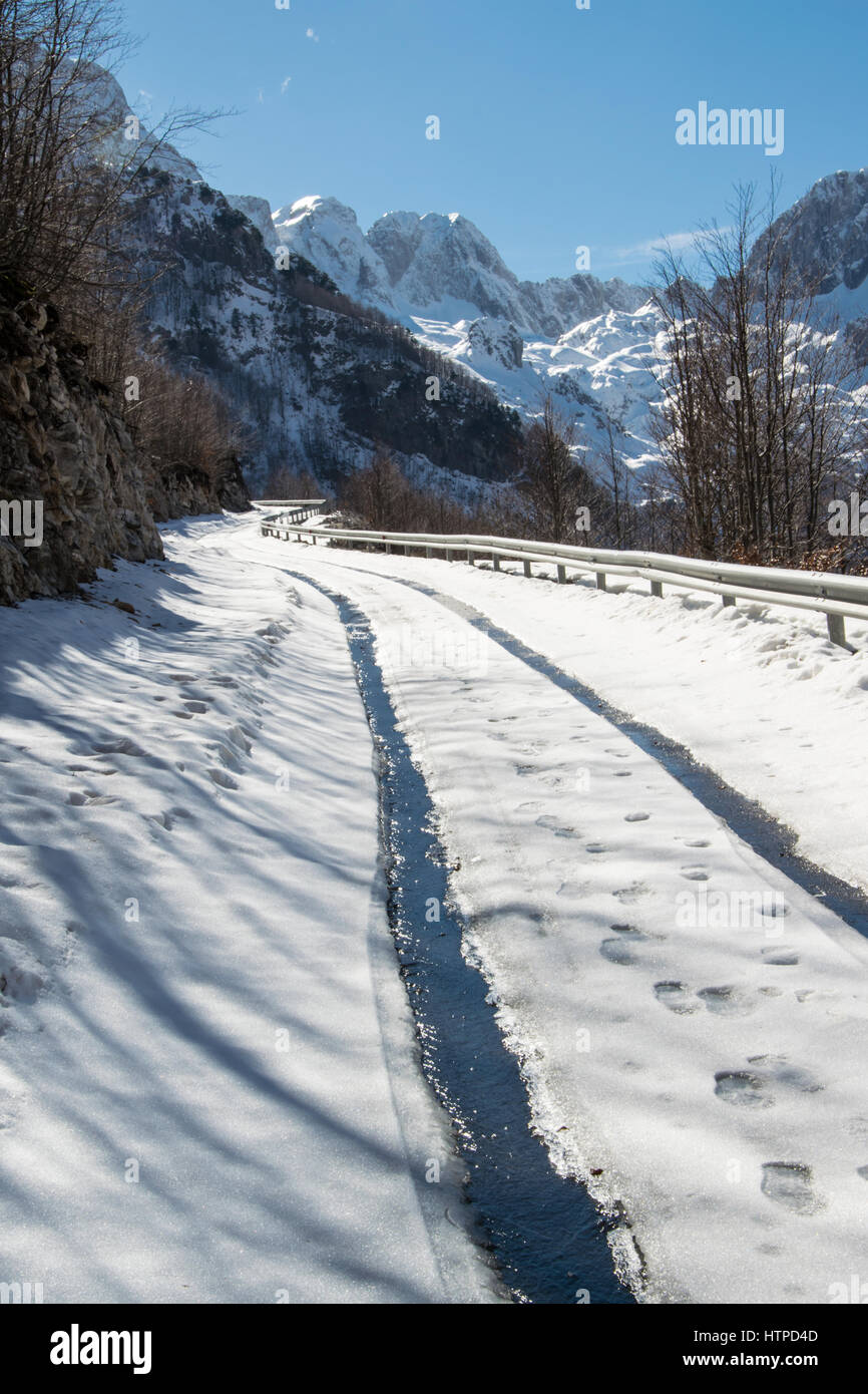 Snowy mountain road (landscape Stock Photo - Alamy