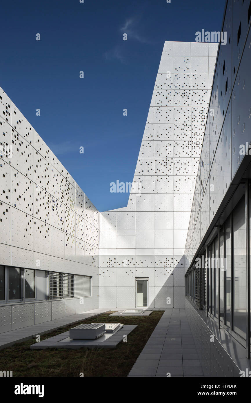 External courtyard hi-res stock photography and images - Alamy