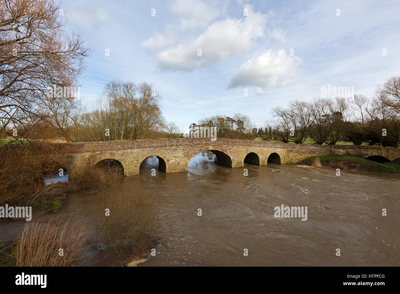 England medieval stone bridge hi-res stock photography and images - Alamy