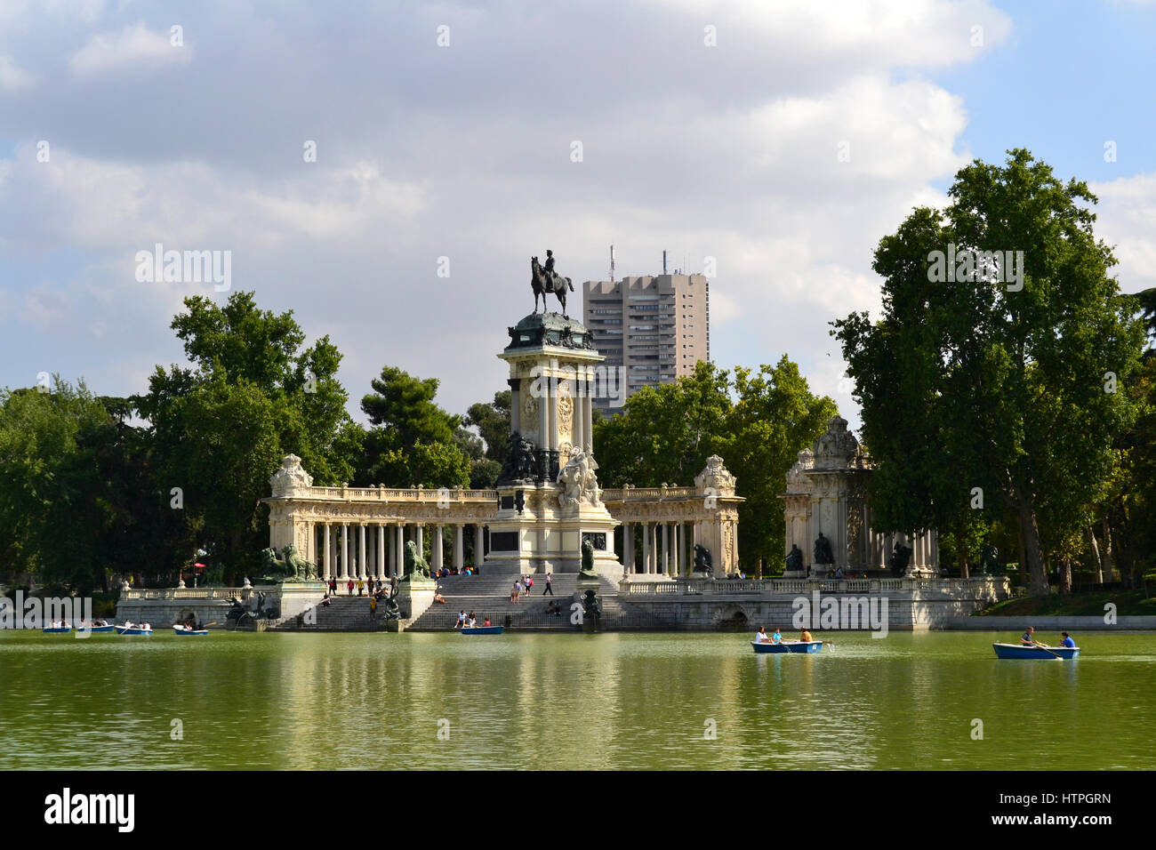 People enjoying a boat ride on the pond in El Retiro Park in Madrid ...