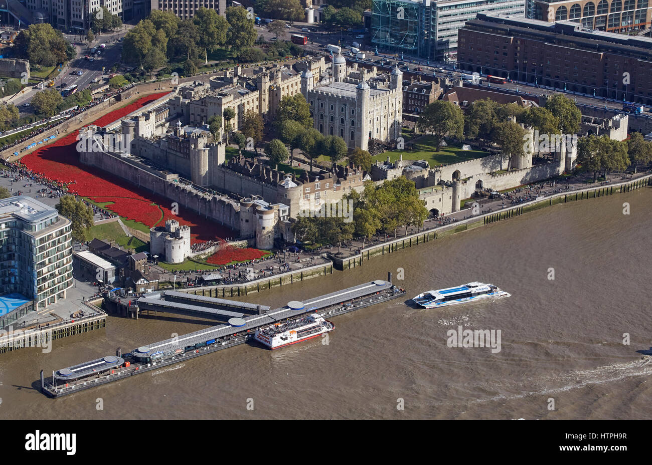 Tower of london poppy river hi-res stock photography and images - Alamy