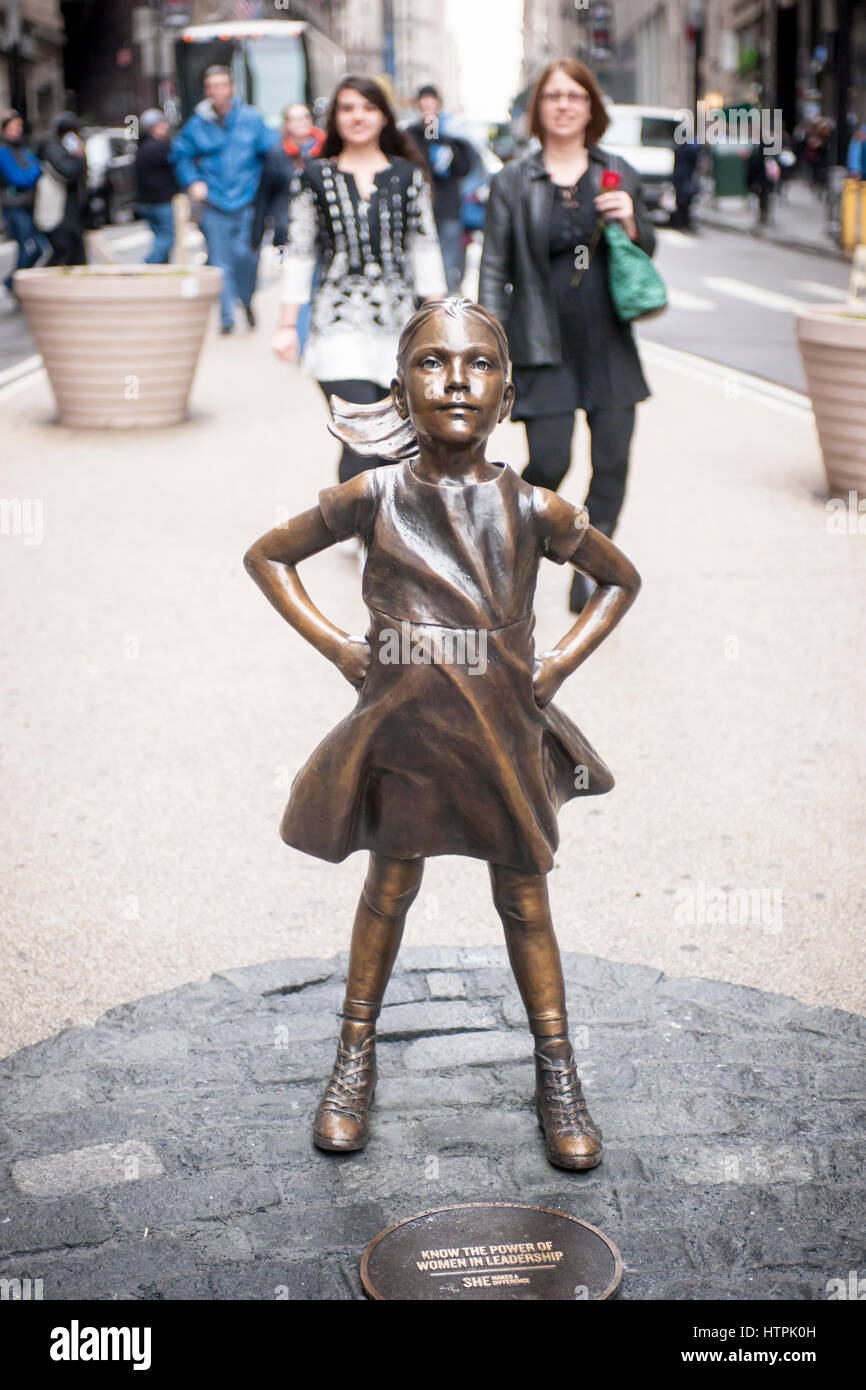 The fearless girl statue hi-res stock photography and images - Alamy