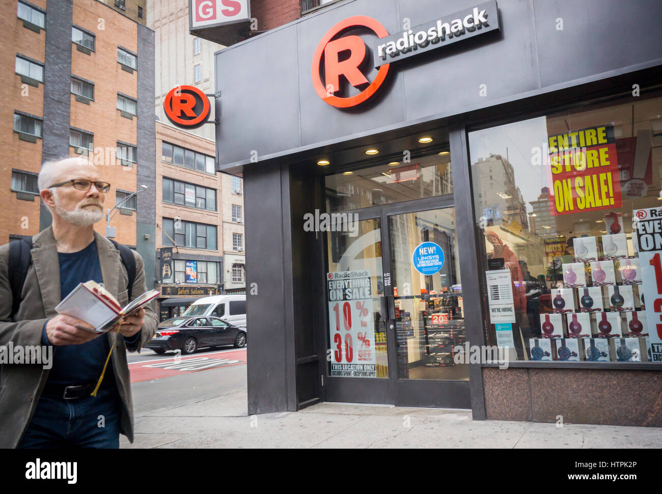 Closing store radioshack hi-res stock photography and images - Alamy