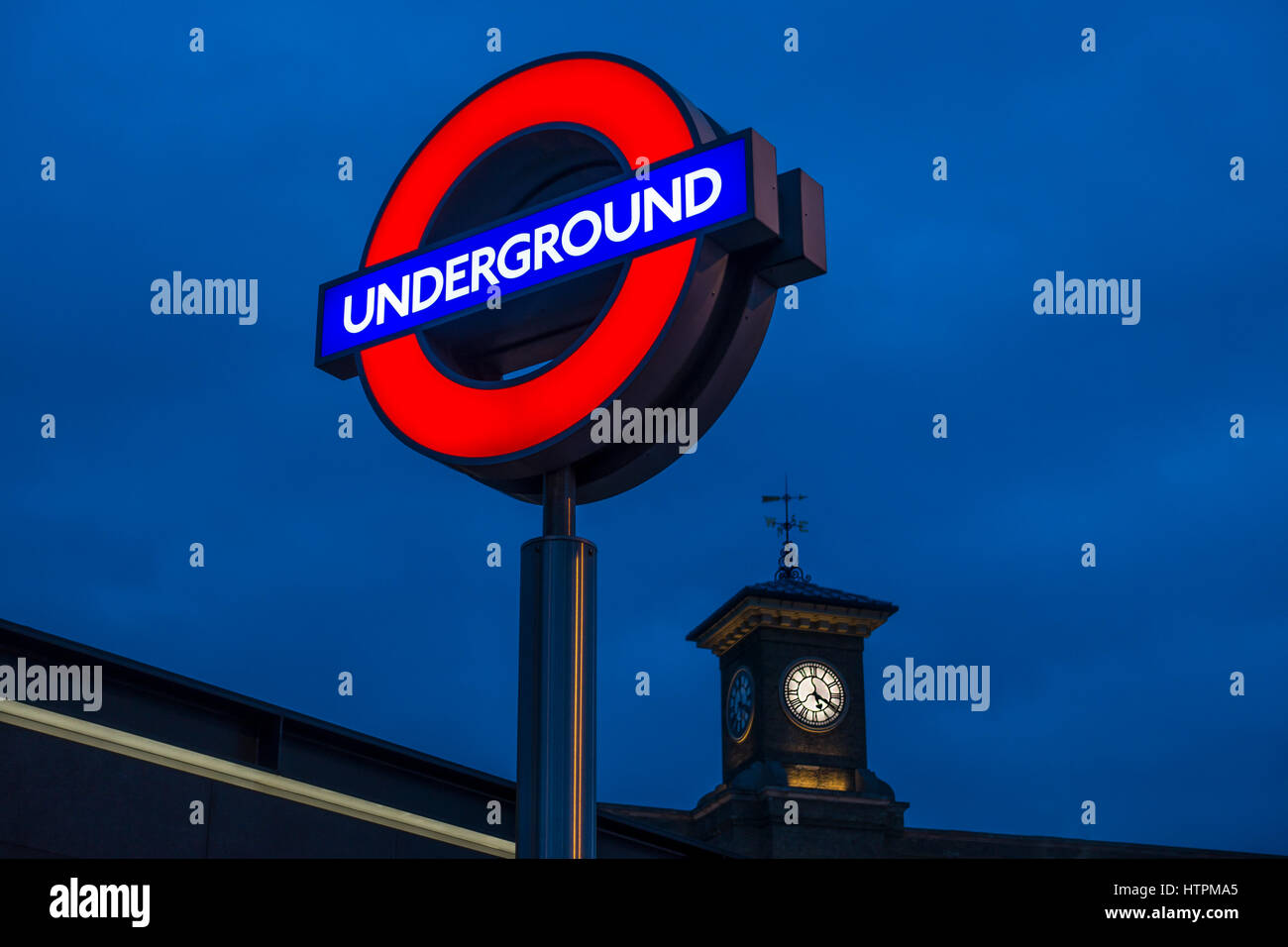 The london underground logo hi-res stock photography and images - Alamy