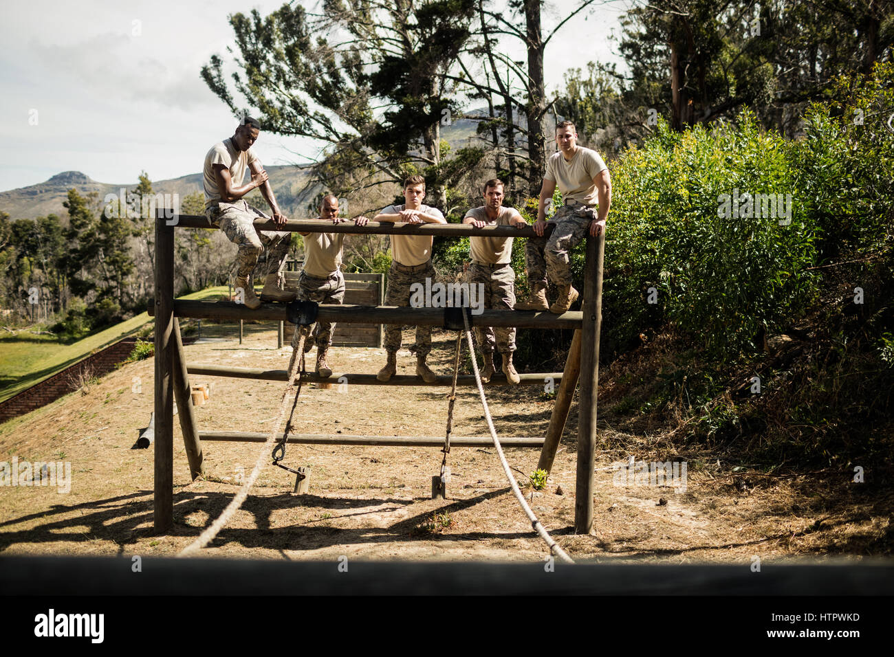 Soldiers on obstacle course hi-res stock photography and images - Alamy