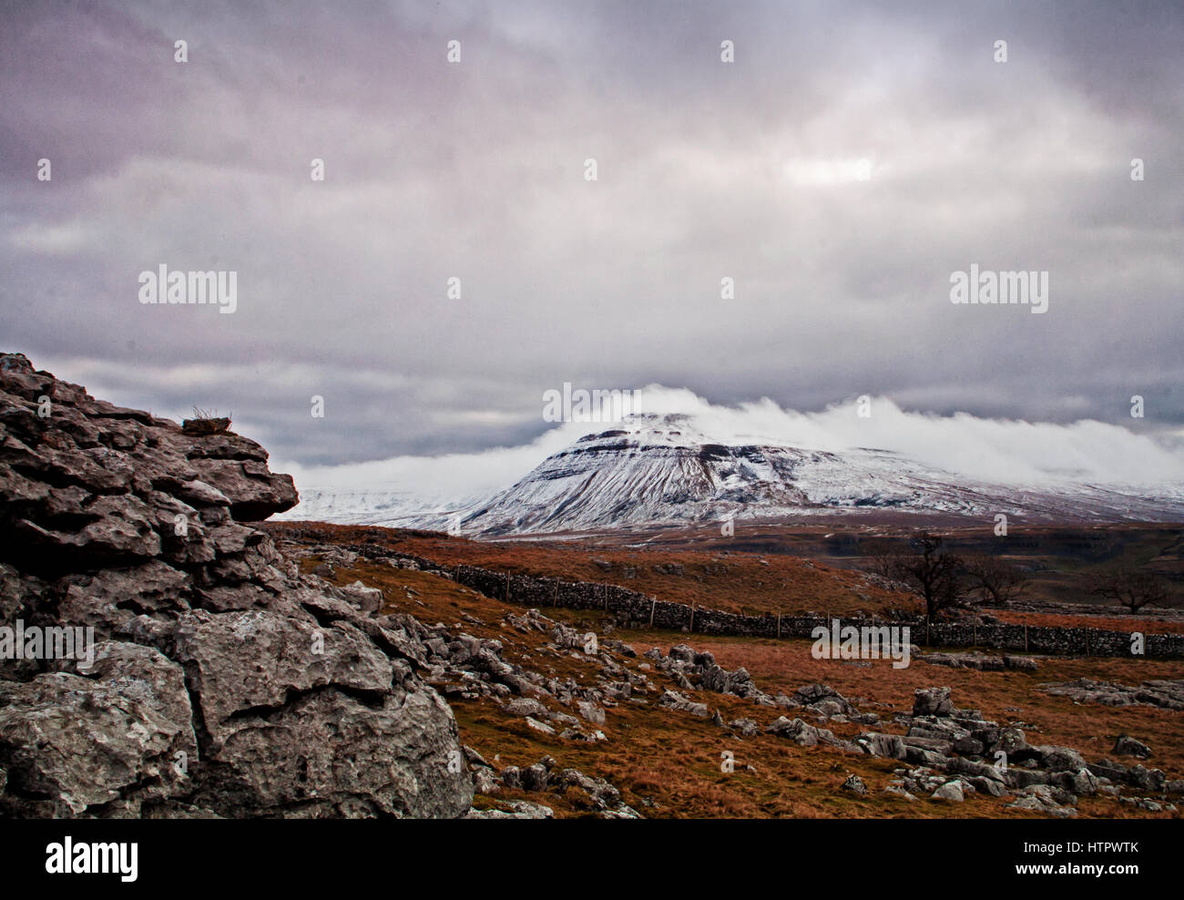 The edge of Twistleton Scar Stock Photo - Alamy