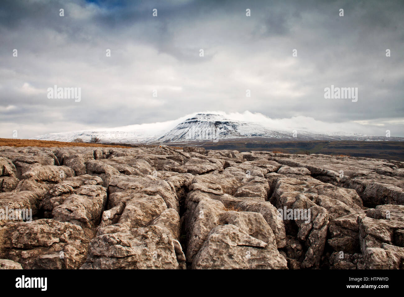 Limestone pavement at twistleton scar scars hi-res stock photography ...