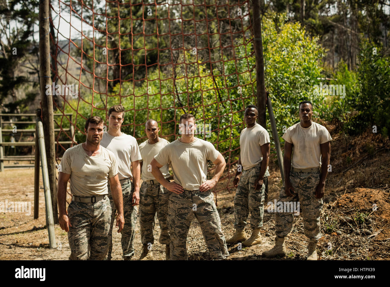 Soldiers standing together hi-res stock photography and images - Alamy