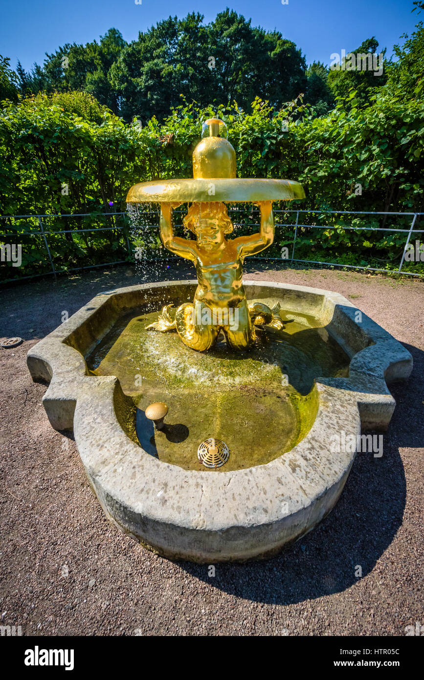 Gardens in Peterhof palace (Saint Petersburg, Russia Stock Photo - Alamy
