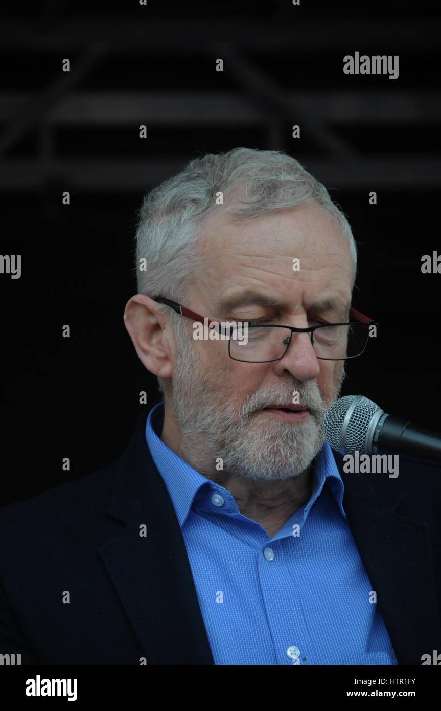 Jeremy corbyn wearing glasses hi-res stock photography and images - Alamy