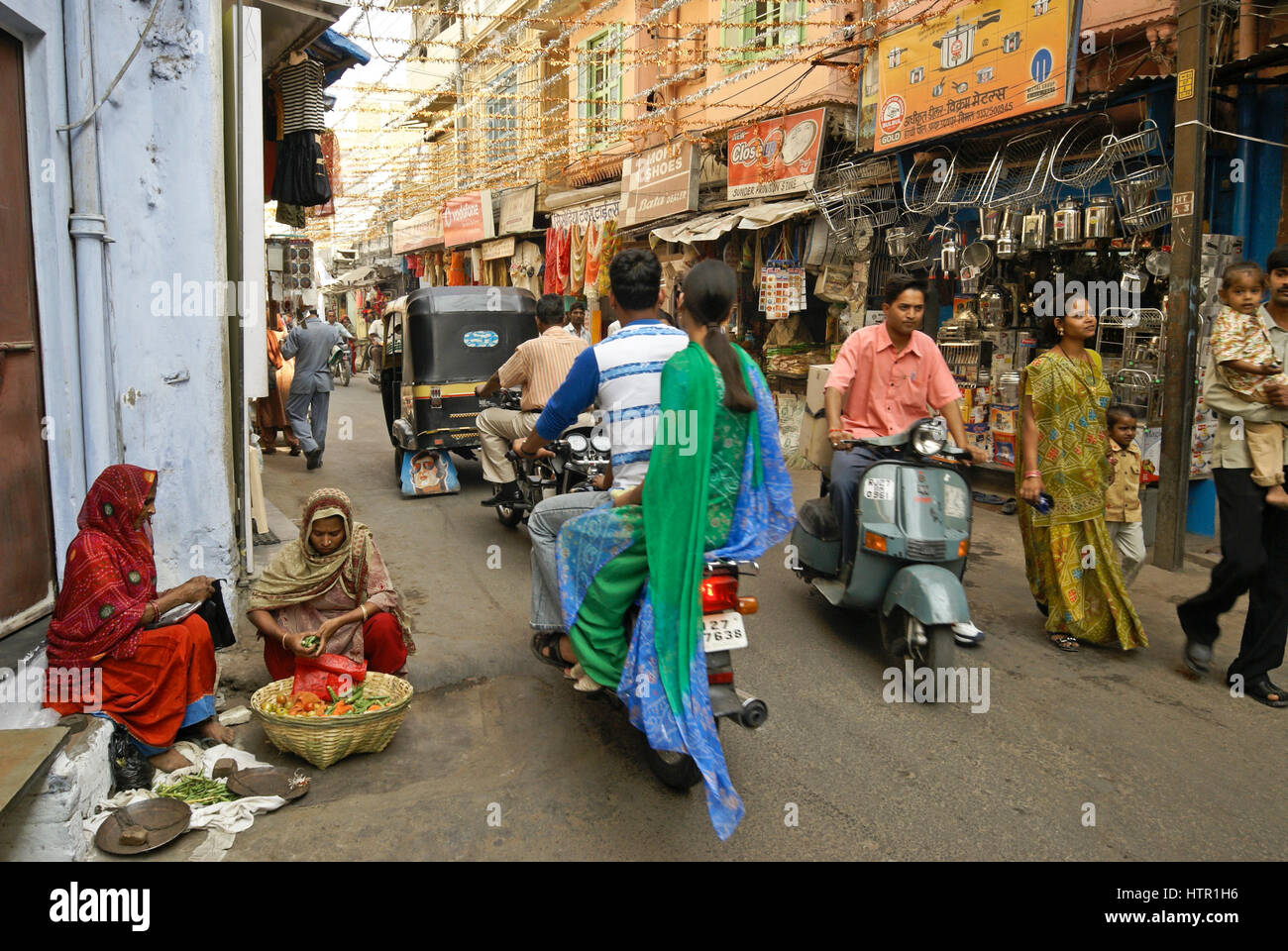 India street activity hi-res stock photography and images - Alamy