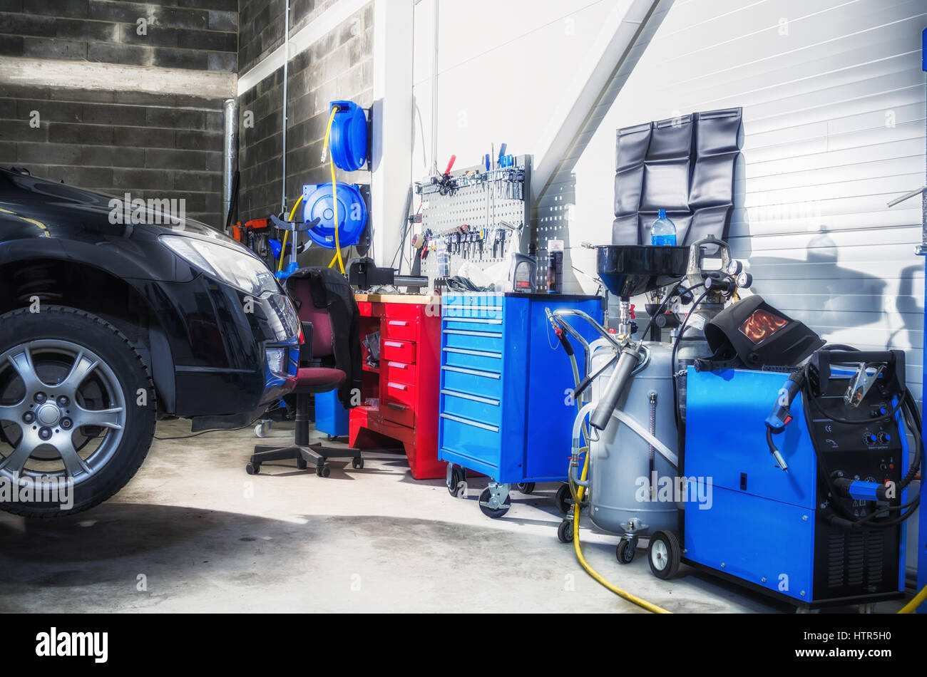 Garage, workshop on repair and maintenance of vehicles Stock Photo - Alamy