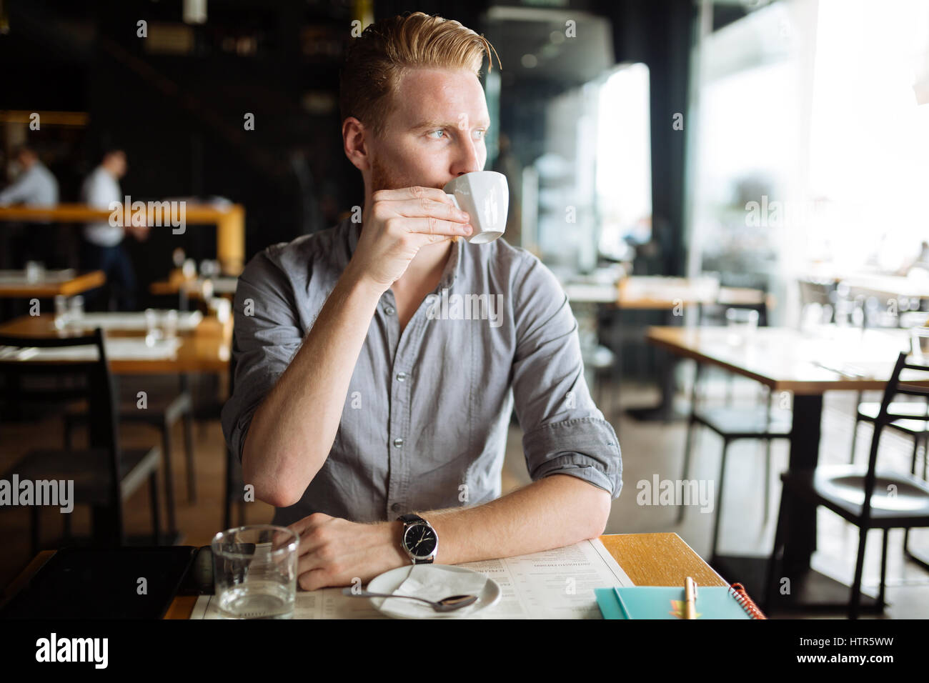 Cafe coffee break mobile hi-res stock photography and images - Alamy