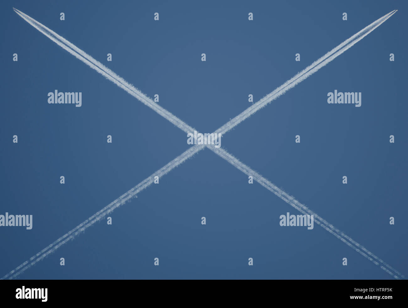 Commercial planes crossing hi-res stock photography and images - Alamy