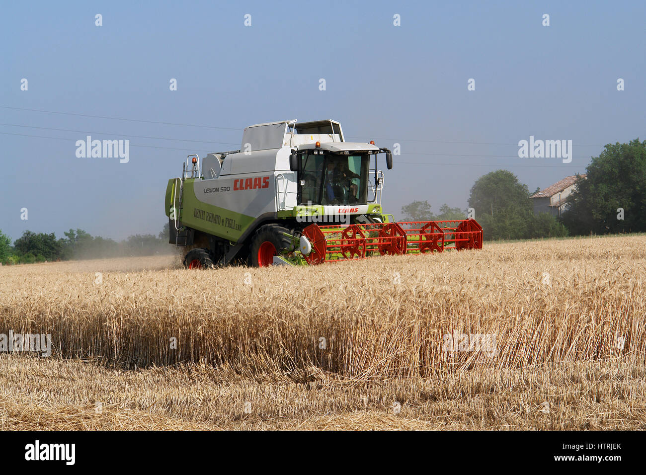 Combine Harvester In Wheat Field: reap, reaping, reaper Stock Photo - Alamy