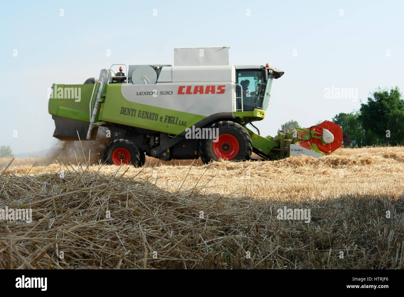 Combine Harvester In Wheat Field: reap, reaping, reaper Stock Photo - Alamy