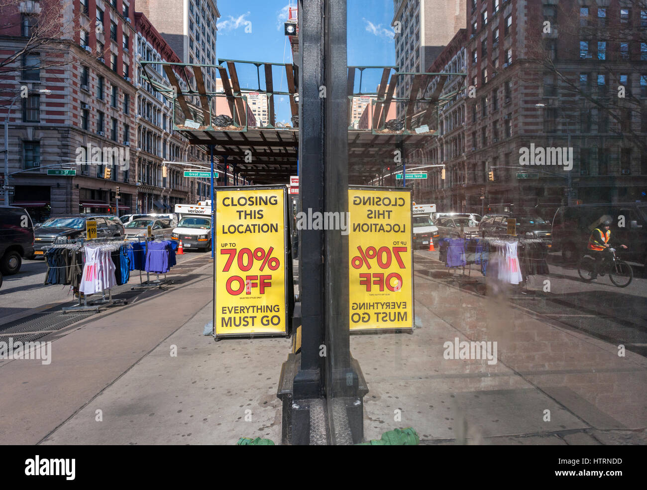 Closed storefront liquidation hi-res stock photography and images - Alamy