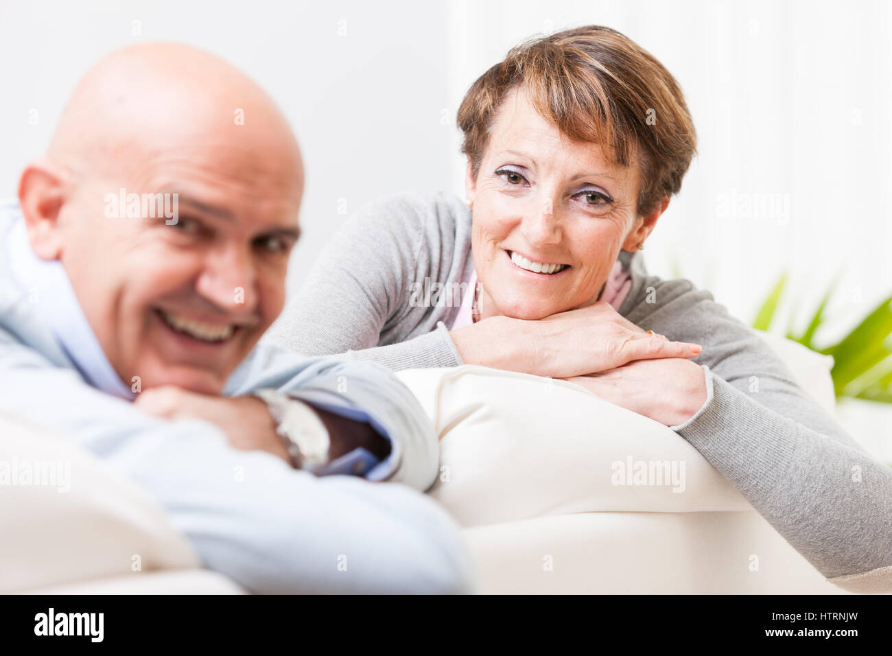 Man leaning over woman hi-res stock photography and images - Alamy