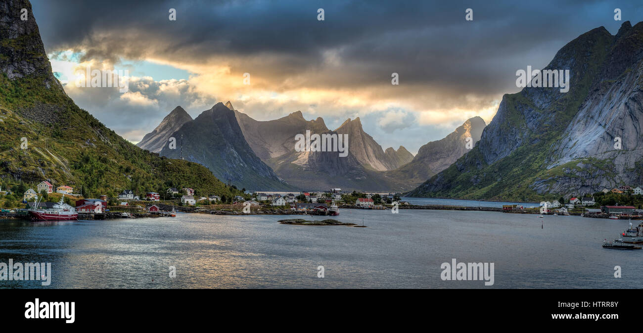 The idyllic fishing village of Reine in the Lofoten Islands of Norway ...