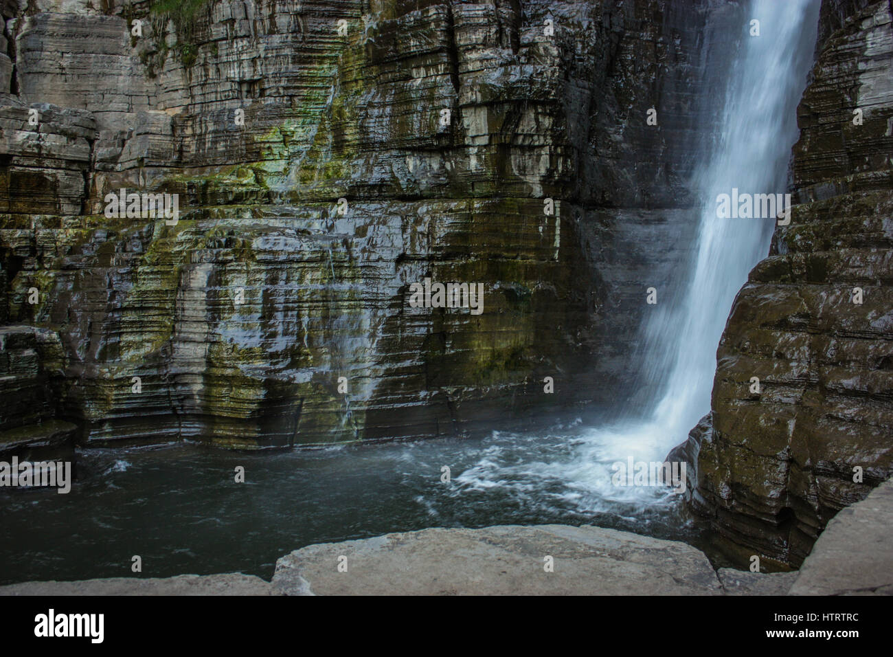 waterfall cascade into pond Stock Photo - Alamy
