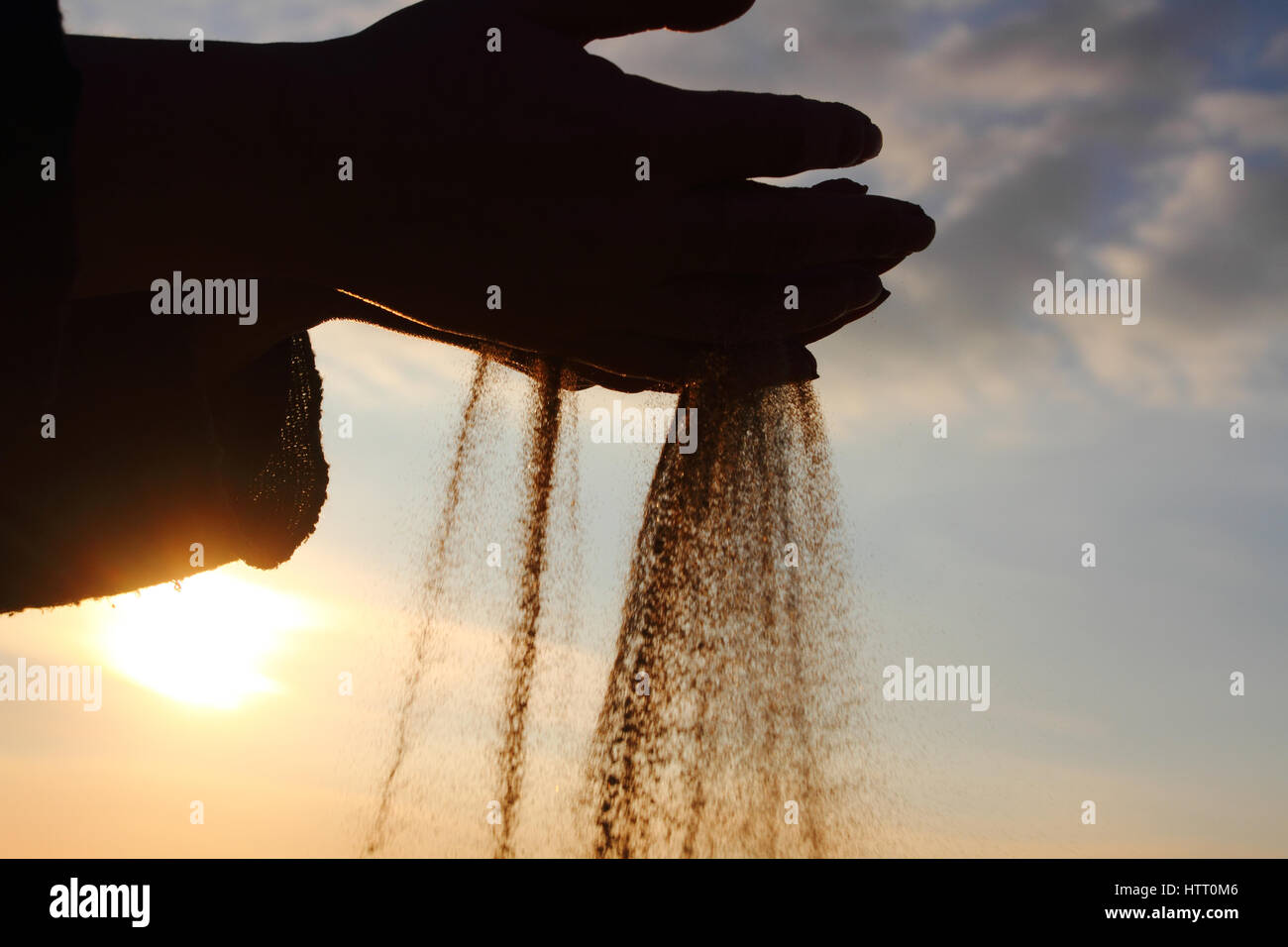Human hand against sun hi-res stock photography and images - Alamy