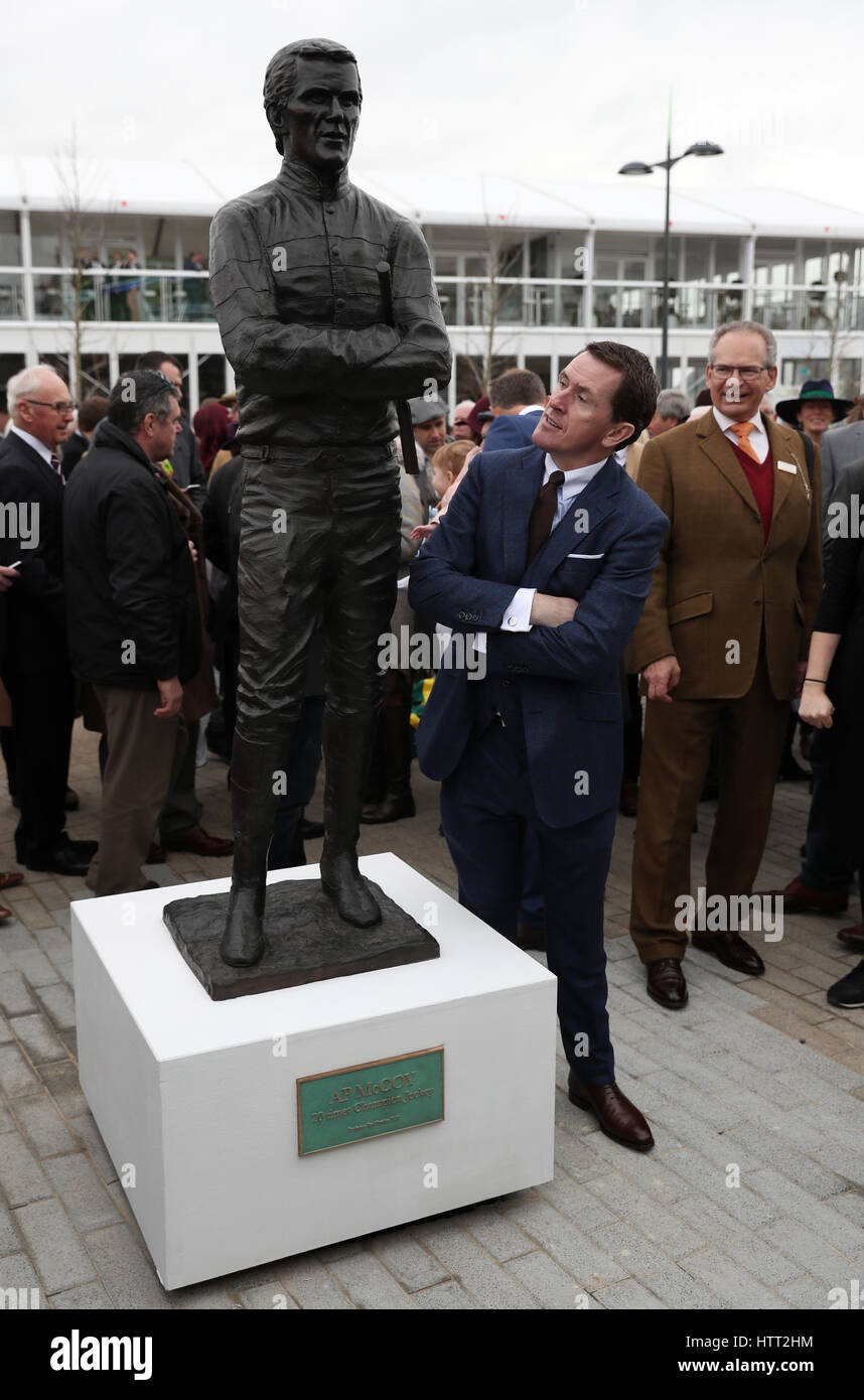 AP McCoy unveils a statue of himself during Champion Day of the 2017 ...