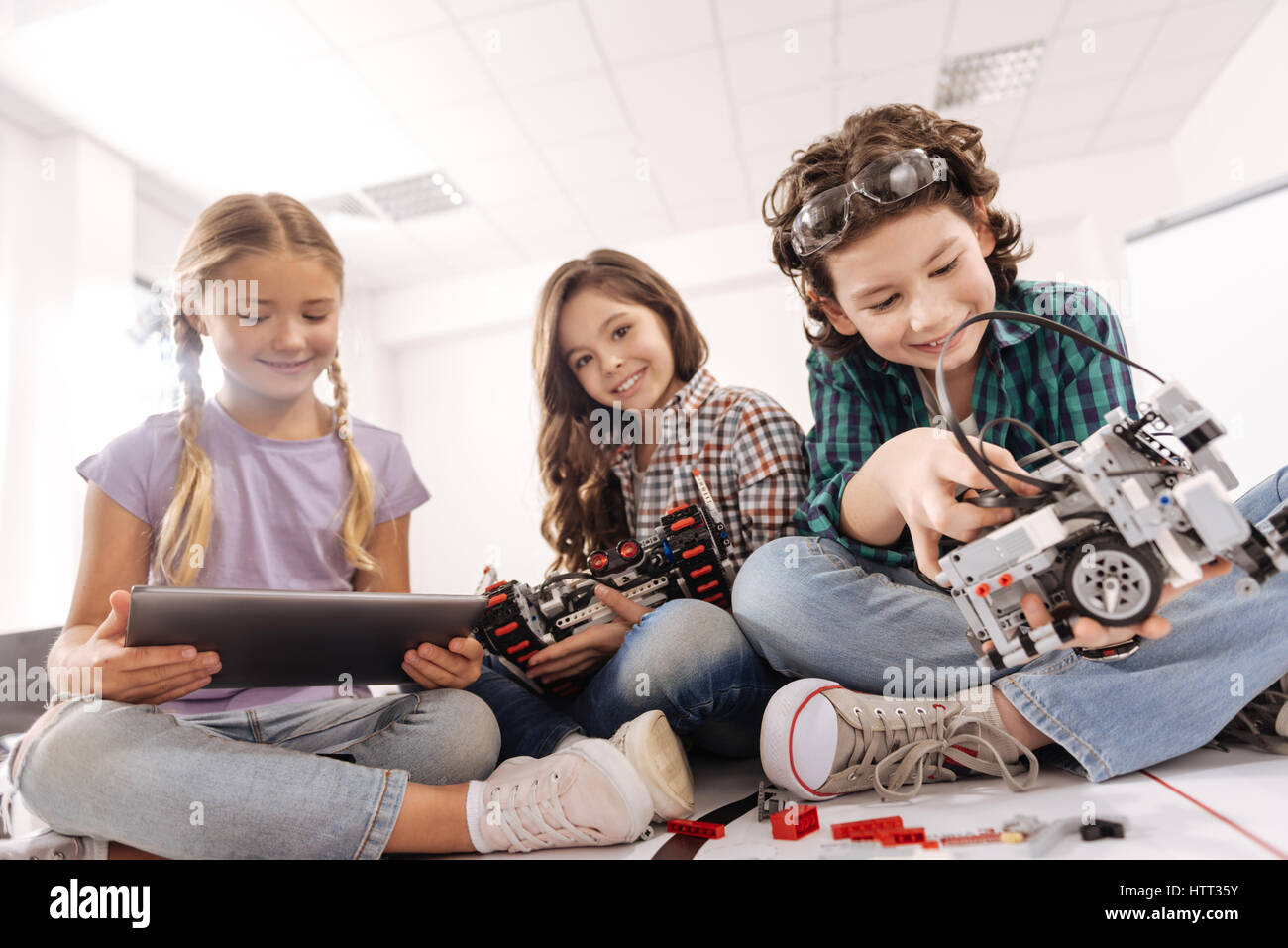 Children with devices in school hi-res stock photography and images - Alamy