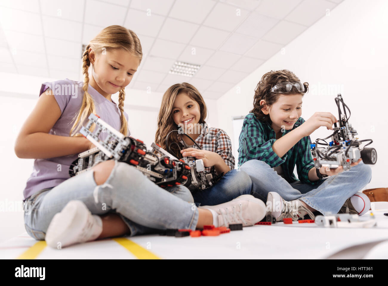 Children with devices in school hi-res stock photography and images - Alamy