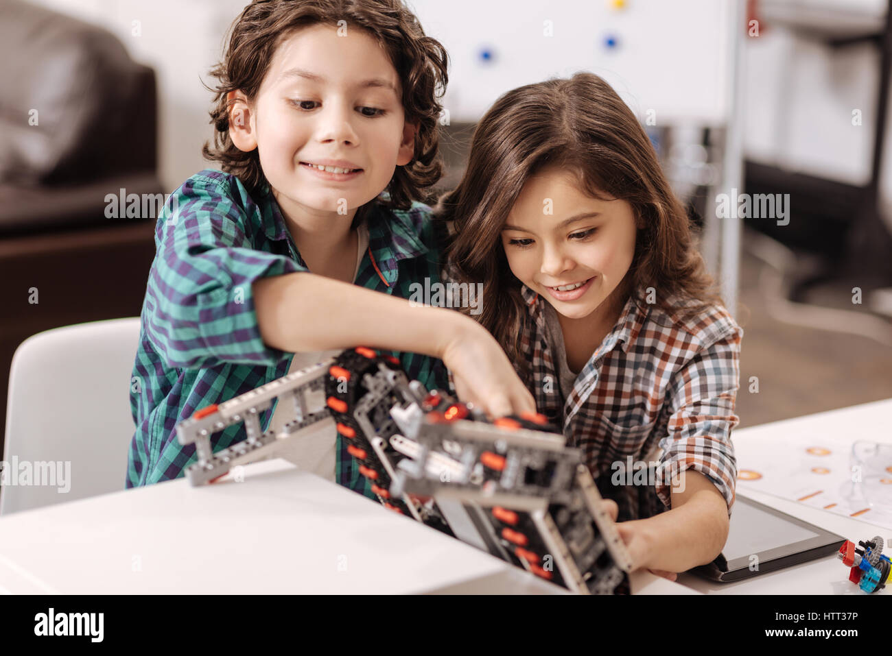 Children with devices in school hi-res stock photography and images - Alamy
