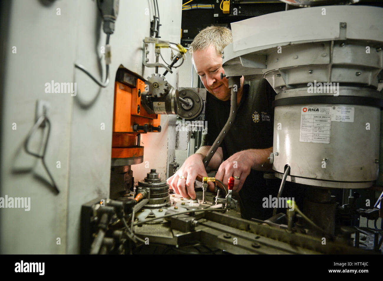 Editorial Use only Ð NO COMMERCIAL USE Royal Mint Circulating Coin ...