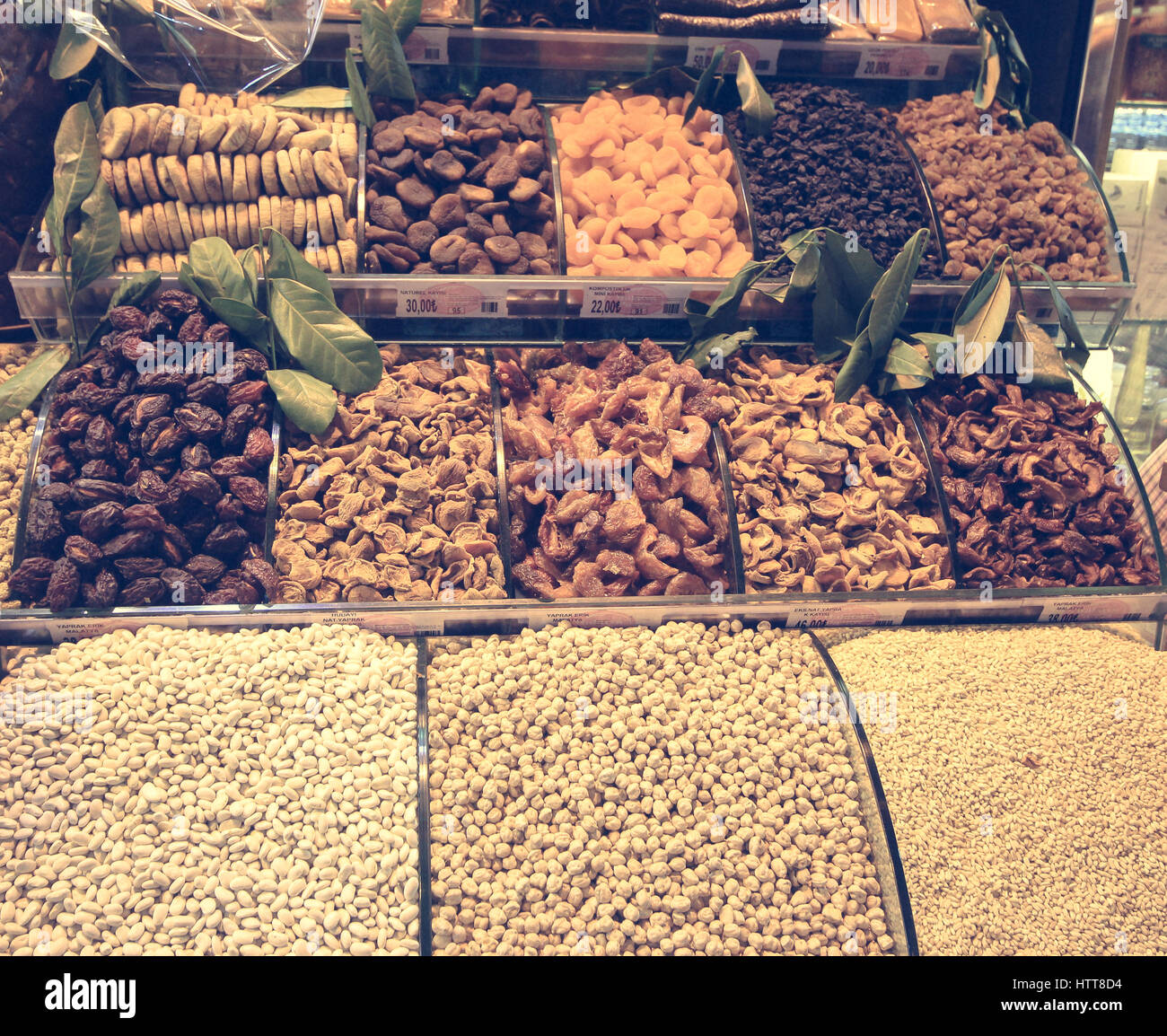 Spice shop in a turkish bazaar Stock Photo - Alamy