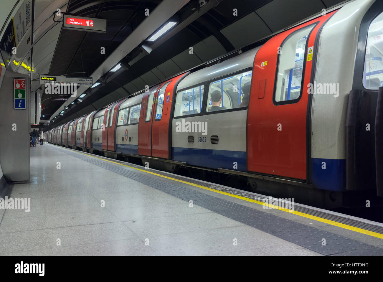 London bridge underground station train tube hi-res stock photography ...
