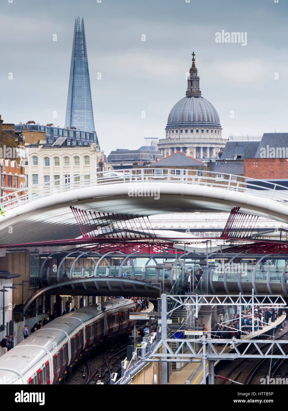 Farringdon Station : London’s Elizabeth line: inside the new Farringdon ...