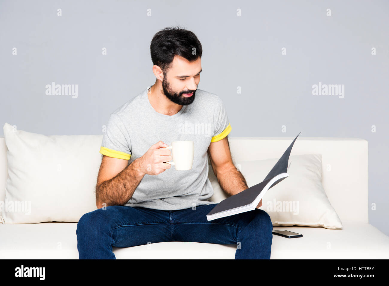 Man reading magazine hi-res stock photography and images - Alamy