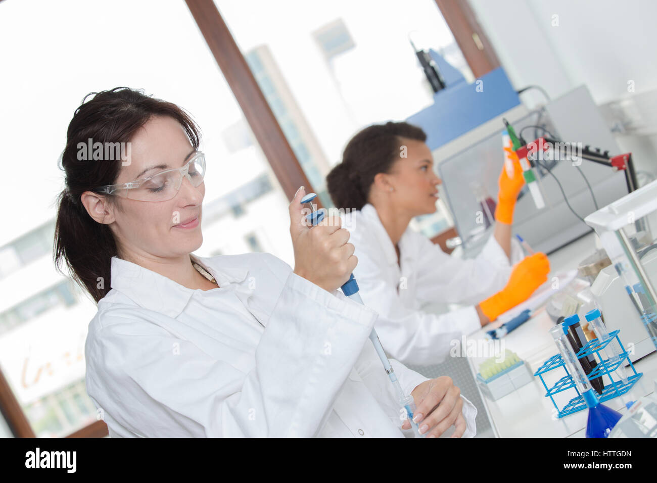 Laboratory worker using pipette Stock Photo - Alamy