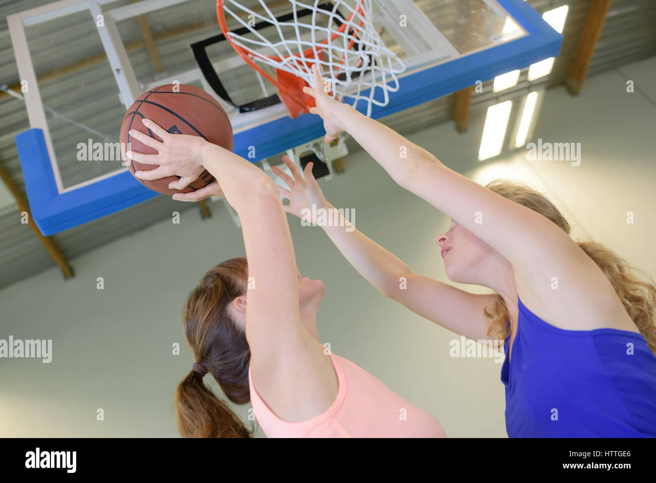 Female netball player indoor hi-res stock photography and images - Alamy