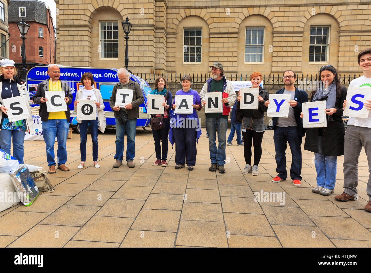 Independence scotland yes no supporters hi-res stock photography and ...