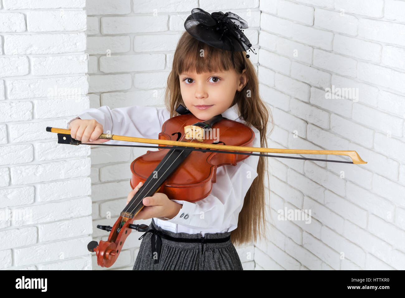 little girl playing the violin Stock Photo - Alamy