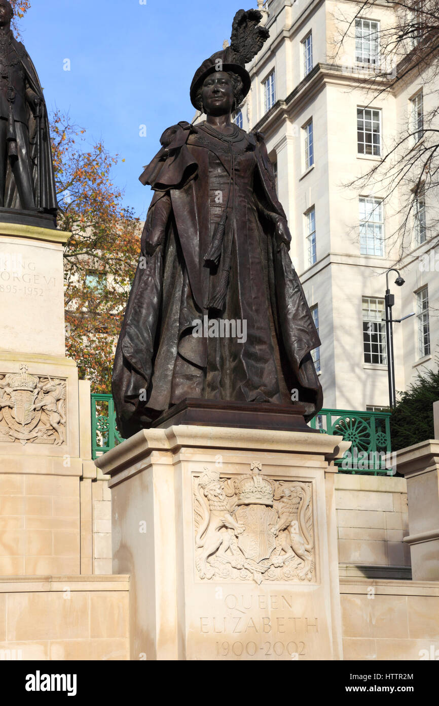 Statue of Elizabeth The Queen Mother, Carlton Gardens, Pall Mall Stock ...