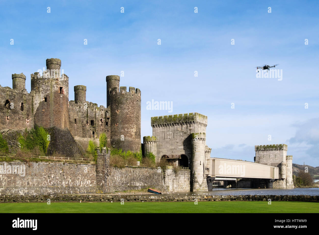 Conwy castle and Robert Stephenson's 19th century tubular rail bridge ...